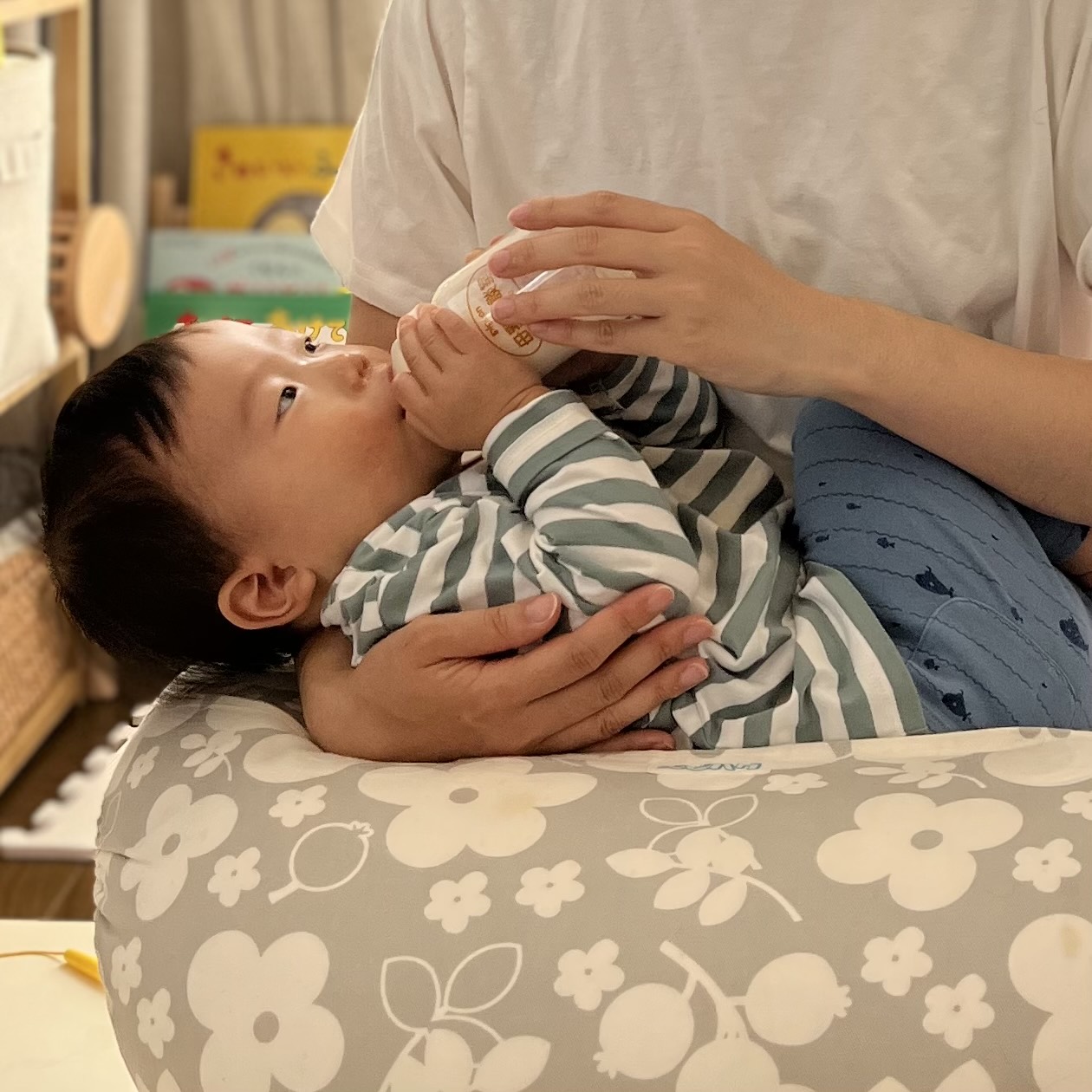 スタッフshibaのまるまる育児生活〈2〉ミルクのときも大活躍！授乳用クッション – トコちゃん